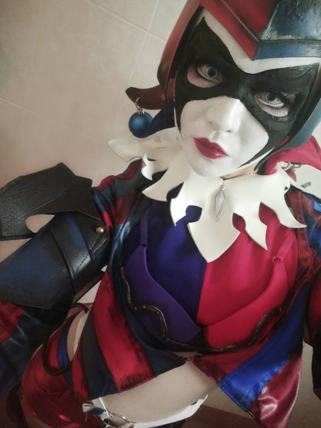 BRUTAL cosplay de Harley Quinn (versión Square Enix) - Cosplay cómics